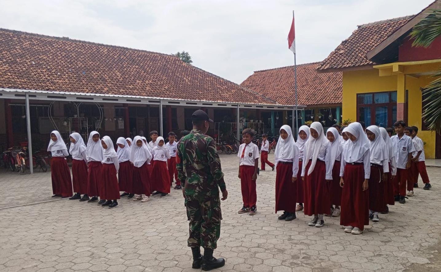 Tanamkan Kedisiplinan Sejak Dini, Babinsa Latih PBB Siswa Sekolah Dasar ... Tanamkan Kedisiplinan Sejak Dini, Babinsa Latih PBB Siswa Sekolah Dasar ...